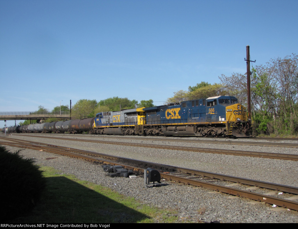 CSX 566 and 686